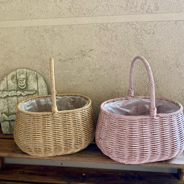 プラスチックの原料から作られた商品です水洗いができてカビもはえにくく丈夫です。プラスチック素材ですが見た目はナチュラルバスケットのような自然な雰囲気です。ブリコラージュフラワーにぴったりです！バスケットのみの販売になります。サイズ：W285...