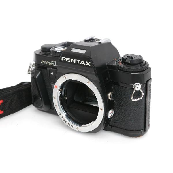■商品名ペンタックス Super A ボディ■状態難有品ペンタ部打痕/ファインダー内表示不具合/モルトプレーン劣化[外観]全体的に使用に伴うスレや傷があります。ペンタ部に大きな打痕、歪み[光学]ファインダー内表示が出ません。[動作]基本動作...