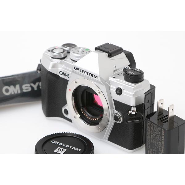 ■商品名OMシステム OM-5 ボディ [シルバー] （センサー清掃済み）■状態良品[外観]概ねきれいな状態ですが、一部スレや傷があります。ボディサイド底面角に塗装ハゲが有ります。[光学]ファインダーやイメージセンサーに異常は無くきれいな状...