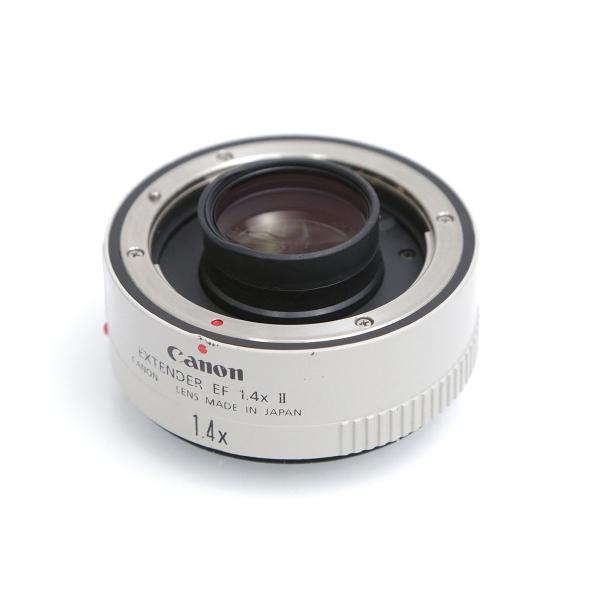 ■商品名キヤノン EXTENDER EF1.4X II■状態お買い得品外観に使用感を認めております。前後玉の表面のごく一部にコーティングムラが生じています。[外観]全体的に使用に伴うスレや傷があります。[光学]チリの混入はありますがくもりや...