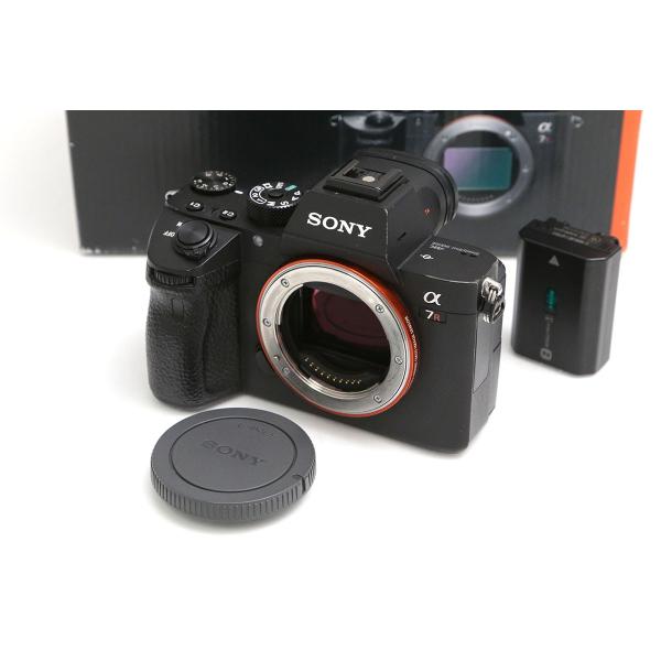 ■商品名ソニー α7R III ILCE-7RM3 ボディ（純正予備バッテリー付き・センサー清掃済み）■状態並品[外観]全体的に使用に伴うスレや傷があります。底面塗装剥がれ、ペイント部変色、テカリがあります。[光学]ファインダーやイメージセ...