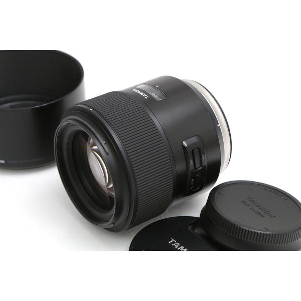 ■商品名タムロン SP 85mm F/1.8 Di VC USD (Model F016) [キヤノン用]■状態並品[外観]全体的に使用に伴うスレや傷があります。フードのロック不良です。[光学]チリの混入は多めですがくもりやカビなどは無く実...