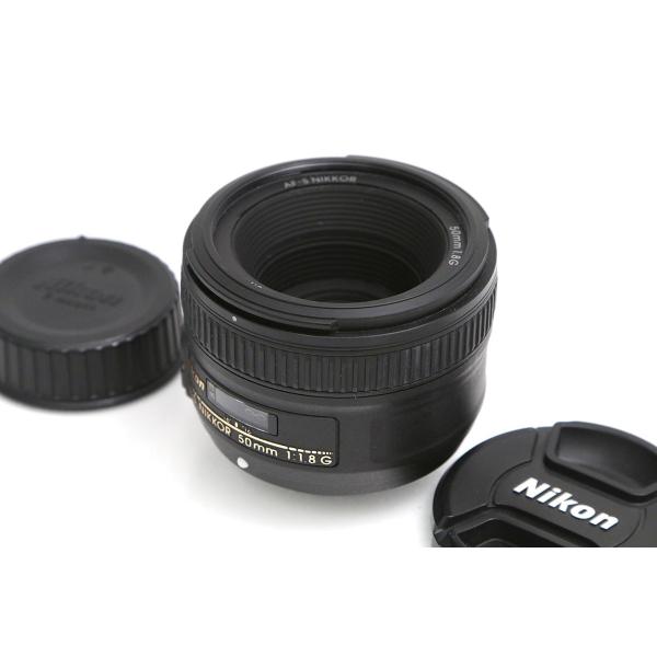 ■商品名ニコン AF-S NIKKOR 50mm f/1.4G■状態並品[外観]全体的に使用に伴うスレや傷があります。ネームリングにめくれがあります。[光学]チリの混入はありますがくもりやカビなどは無く実用的な状態です。[動作]基本動作に異...
