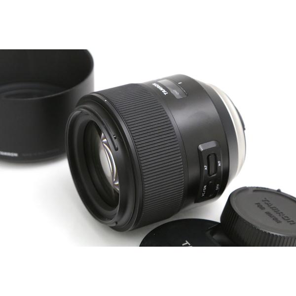 ■商品名タムロン SP 85mm F/1.8 Di VC USD (Model F016) [ニコン用]■状態並品[外観]全体的に使用に伴うスレや傷があります。鏡筒に打痕あります。[光学]チリ、ホコリの混入はありますがくもりやカビなどは無く...
