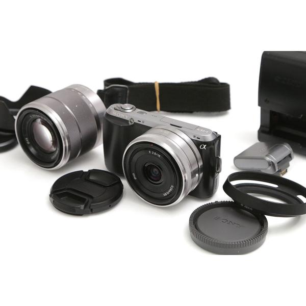 ■商品名ソニー α NEX-C3D ダブルレンズキット■状態お買い得品液晶コーティング剥がれ、液晶黄変が発生しております。使用感が高く、スレ・キズが多くあります[外観]全体的に使用に伴うスレや傷があります。[光学]イメージセンサーに汚れ付着...