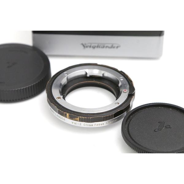 ■商品名フォクトレンダー VM-E Close Focus Adapter■状態並品■付属品フロントキャップリアキャップ説明書元箱■外観・内部鏡胴：使用感が高く、塗装ハゲがあります。マウント部：問題なし■コメント・中古品のため、表面のわずか...