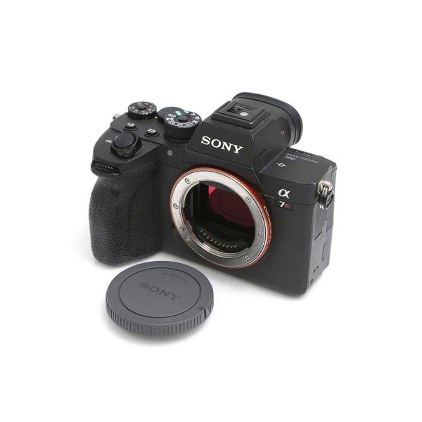 ■商品名ソニー α7R IV ILCE-7RM4 ボディ（センサー清掃済）■状態並品[外観]全体的に使用に伴うスレや傷があります。外観ゴム類に伸び・浮き・劣化が見られます。[光学]ファインダーやイメージセンサーに異常は無くきれいな状態です。...