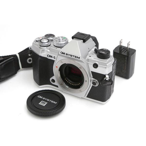 ■商品名OMシステム OM SYSTEM OM-5 ボディ シルバー（センサー清掃済み）■状態美品[外観]わずかなスレや小傷はありますが、中古品としてきれいな状態です。[光学]ファインダーやイメージセンサーに異常は無くきれいな状態です。[動...