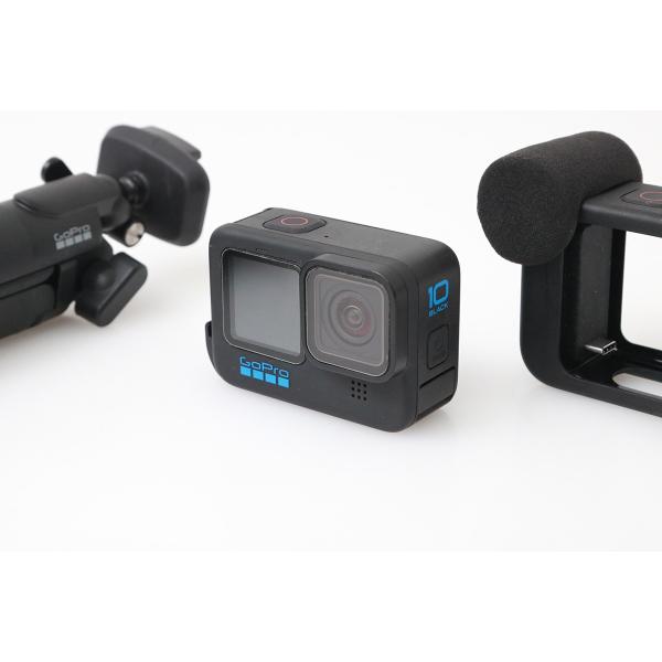 ■商品名GoPro HERO10 BLACK CHDHX-101-FW■状態並品[外観]全体的に使用に伴うスレや傷があります。[光学]レンズやイメージセンサーに異常は無くきれいな状態です。[動作]基本動作に異常は無く動作良好です。スタッフコ...
