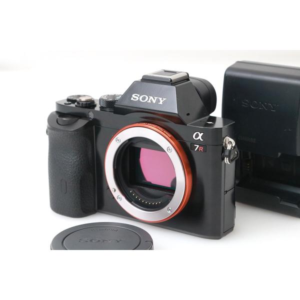 ■商品名ソニー α7R ILCE-7R ボディ （センサー清掃済み）■状態並品[外観]全体的に使用に伴うスレや傷があります。液晶画面に傷・汚れが多数あります。[光学]イメージセンサーに薄い拭き傷がありますが、ｆ16で映り込みは確認できません...