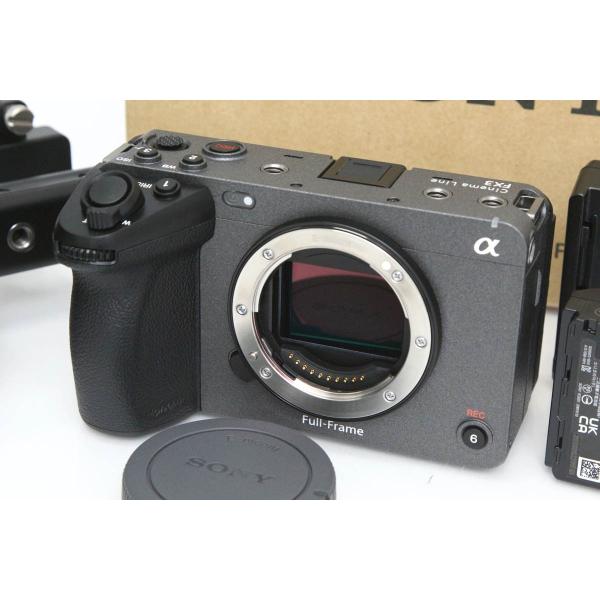 ■商品名ソニー ILME-FX3A（センサー清掃済み）■状態美品[外観]わずかなスレや小傷はありますが、中古品としてきれいな状態です。[光学]ファインダーやイメージセンサーに異常は無くきれいな状態です。[動作]基本動作に異常は無く動作良好で...
