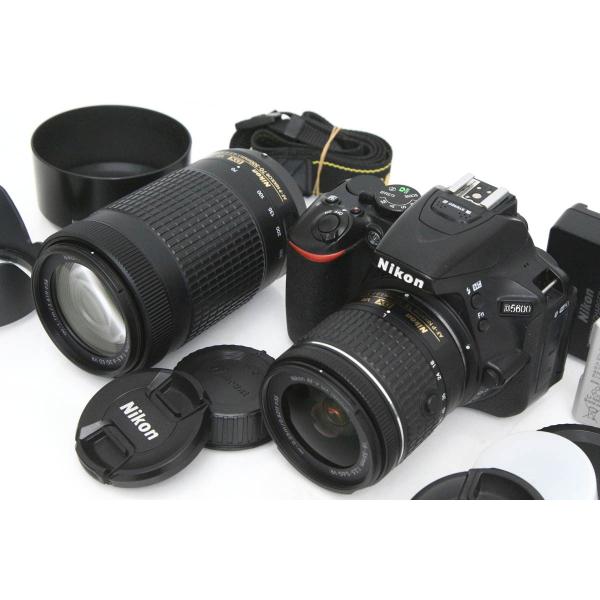 ■商品名ニコン D5600 ダブルズームキット■状態お買い得品使用感が高く、キズ・スレが多くあります。付属レンズ内にゴミ・チリの侵入が多くあります。[外観]使用に伴うスレ・キズがあります。[光学]ファインダーやイメージセンサーに異常は無くき...