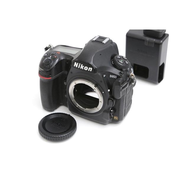 ■商品名ニコン D850 ボディ■状態お買い得品ショット数過多になっております。使用感が高く、スレ・キズが多くあります。[外観]全体的に使用に伴うスレや傷があります。[光学]イメージセンサーに薄い傷がありますが、写り込みはありません。[動作...