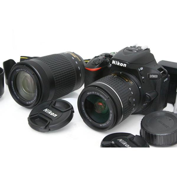 ■商品名ニコン D5600 ダブルズームキット（センサー清掃済み） ■状態良品[外観]概ねきれいな状態ですが、一部スレや傷があります。 [光学]ファインダーやイメージセンサーに異常は無くきれいな状態です。レンズはチリの混入はありますがくもり...