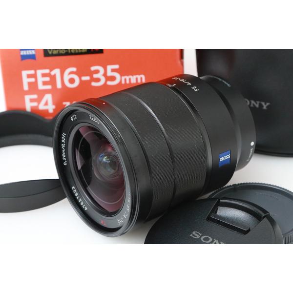 ■商品名ソニー Vario-Tessar T* FE 16-35mm F4 ZA OSS SEL1635Z■状態並品[外観]全体的に使用に伴うスレや傷があります。鏡胴及びリング、フードにスレ傷が多数あります。[光学]チリの混入はありますがく...