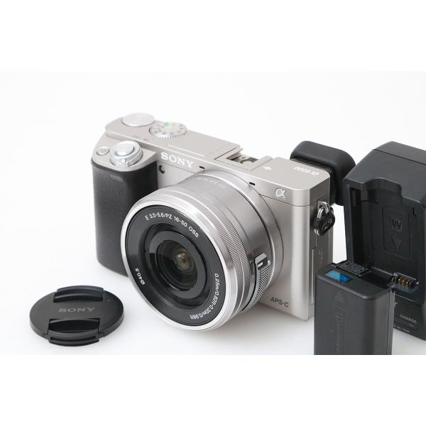 ■商品名ソニー α6000 ILCE-6000L パワーズームレンズキット [シルバー] （純正予備バッテリー付き・センサー清掃済み）■状態並品[外観]概ねきれいな状態ですが、一部スレや傷があります。[光学]ファインダーに黒いしみがあります...