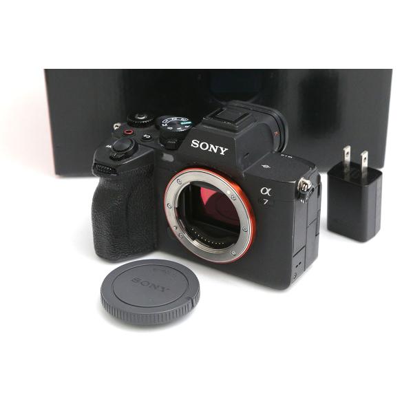■商品名ソニー α7 IV ILCE-7M4 ボディ（センサー清掃済み）■状態並品[外観]全体的に使用に伴うスレや傷、汚れがあります。マウント上の傷があります。三角環部分に錆があります。[光学]ファインダーやイメージセンサーに異常は無くきれ...