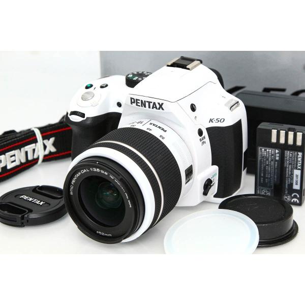 ■商品名ペンタックス PENTAX K-50 レンズキット [ホワイト]■状態並品[外観]全体的に使用に伴うスレや傷があります。ストラップに劣化があります。[光学]レンズ内にバルサム切れのようなものが確認できます。[動作]基本動作に異常は無...