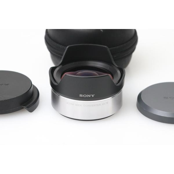 ■商品名ソニー VCL-ECU1 ウルトラワイドコンバーター■状態並品[外観]全体的に使用に伴うスレや傷があります。[光学]薄いくもりが発生しております。[動作]基本動作に異常は無く動作良好です。スタッフコメント比較的きれいな状態の商品にな...