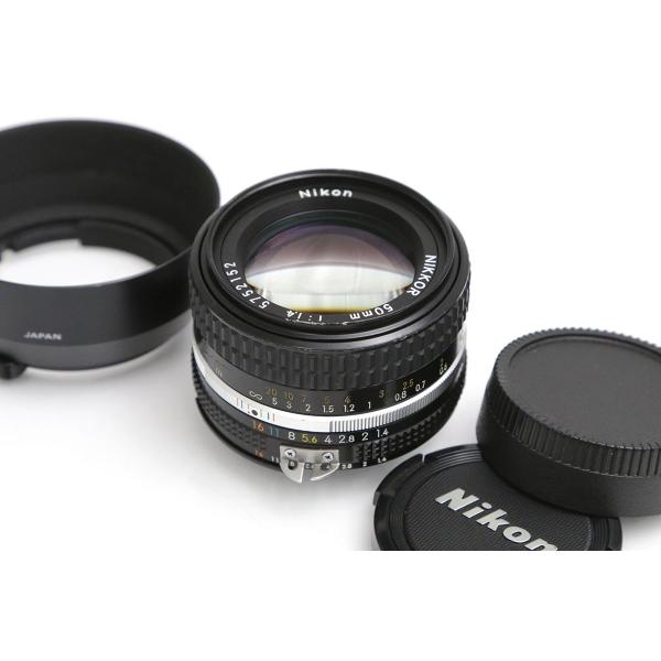 ■商品名ニコン AI Nikkor 50mm f/1.4S■状態並品[外観]全体的に使用に伴うスレや傷があります。[光学]チリの混入はありますがくもりやカビなどは無く実用的な状態です。[動作]基本動作に異常は無く動作良好です。スタッフコメン...