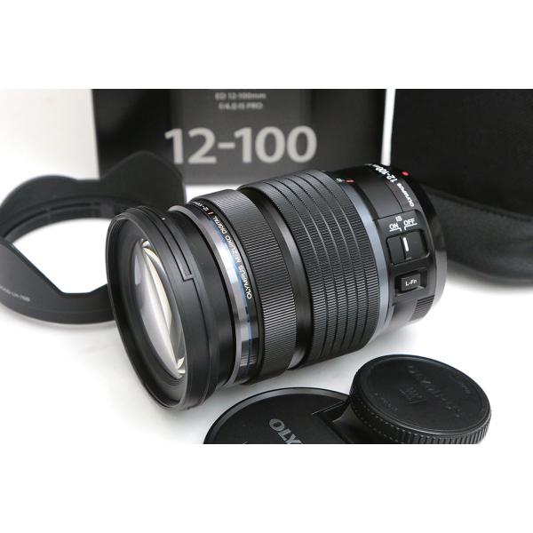 ■商品名オリンパス M.ZUIKO DIGITAL ED 12-100mm F4.0 IS PRO■状態並品[外観]全体的に使用に伴うスレや傷があります。ズームリングにスレ傷があります。[光学]チリの混入はありますがくもりやカビなどは無く実...