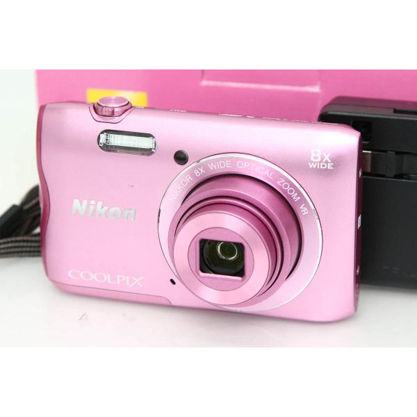■商品名ニコン COOLPIX A300 [ピンク]■状態並品[外観]全体的に使用に伴うスレや傷があります。USBカバーが外れる状態です。[光学]レンズ内にチリの混入があります。[動作]基本動作に異常は無く動作良好です。[シャッター数]不明...