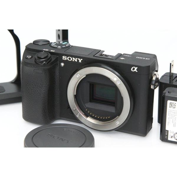 ■商品名ソニー α6300 ILCE-6300 ボディ（センサー清掃済み）■状態並品[外観]全体的に使用に伴うスレや傷があります。底部ケージ取付跡・キズがあります。液晶左側軽度の黄変があります。液晶にスレや汚れがありますが、点灯時にはあまり...