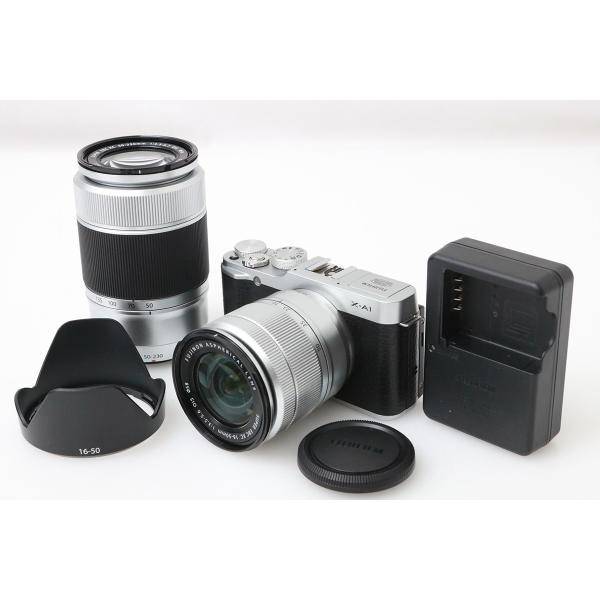 ■商品名富士フイルム FUJIFILM X-A1 ダブルズームレンズキット [シルバー]（センサー清掃済み） ■状態並品[外観]全体的に使用に伴うスレや傷があります。 液晶周辺に変色があります。[光学]イメージセンサーに異常は無くきれいな状...