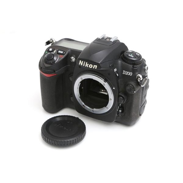 ■商品名ニコン D200 ボディ■状態お買い得品・使用感が高く、ゴム類劣化・伸び・浮きがあります。・液晶窓にくもりが発生しております。現状確認できる症状を記載しております。記載以外の症状が発生する場合がございます。[シャッター数]26,66...