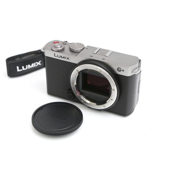 ■商品名パナソニック LUMIX DC-S9-S ボディ [ダークシルバー] ■状態美品[外観]わずかなスレや小傷はありますが、中古品としてきれいな状態です。 [光学]イメージセンサーに異常は無くきれいな状態です。 [動作]基本動作に異常は...