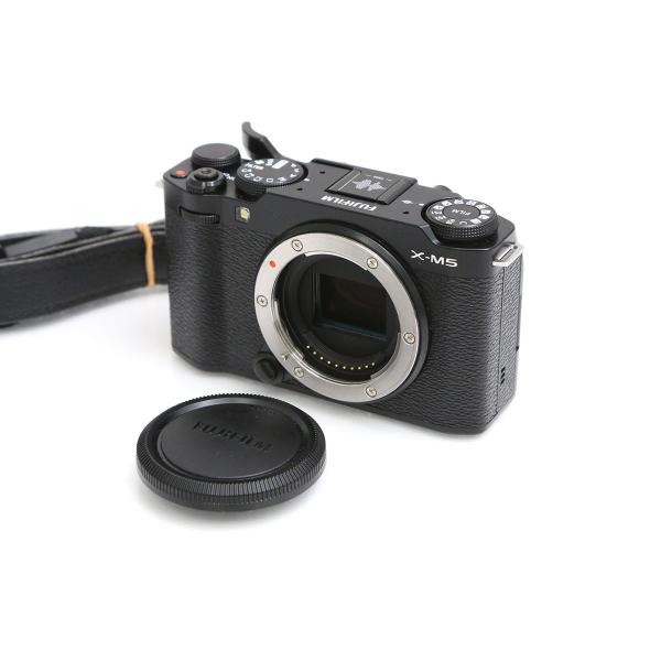 ■商品名富士フイルム FUJIFILM X-M5 ボディ [ブラック]■状態美品[外観]わずかなスレや小傷はありますが、中古品としてきれいな状態です。[光学]ファインダーやイメージセンサーに異常は無くきれいな状態です。[動作]基本動作に異常...