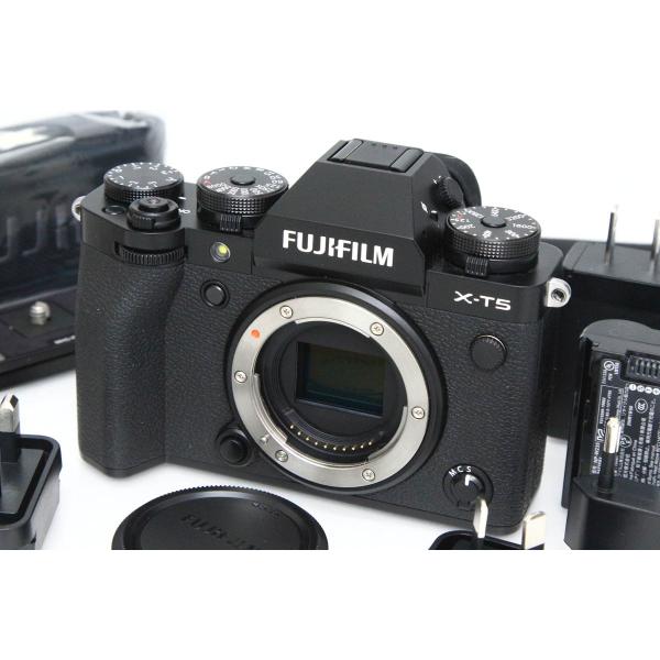 ■商品名富士フイルム FUJIFILM X-T5 ボディ [ブラック]■状態美品[外観]わずかなスレや小傷はありますが、中古品としてきれいな状態です。[光学]ファインダーやイメージセンサーに異常は無くきれいな状態です。[動作]基本動作に異常...