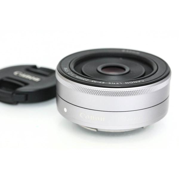 ■商品名キヤノン EF-M22mm F2 STM [シルバー]■状態美品[外観]わずかなスレや小傷はありますが、中古品としてきれいな状態です。[光学]わずかな微細チリのみでくもりやカビなど無くきれいな状態です。[動作]基本動作に異常は無く動...