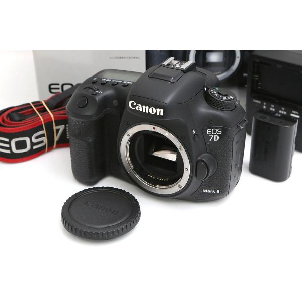 ■商品名キヤノン EOS 7D Mark II ボディ（純正予備バッテリー付き・センサー清掃済み）■状態並品[外観]全体的に使用に伴うスレや傷があります。液晶画面に多少のスレ・傷があります。吊り金具に曲がりがあります。[光学]ファインダーや...