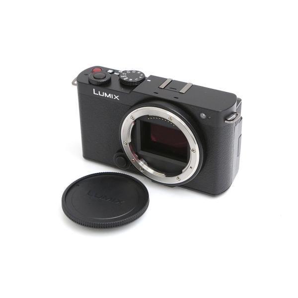 ■商品名パナソニック LUMIX DC-S9-K ボディ [ジェットブラック]■状態並品[外観]全体的に使用に伴うスレや傷があります。背面指あて付近に削れがあります。[光学]ファインダーやイメージセンサーに異常は無くきれいな状態です。[動作...
