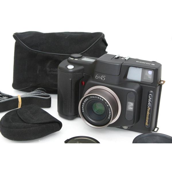 ■商品名富士フイルム GA645 professional■状態良品[外観]概ねきれいな状態ですが、一部スレや傷があります。[光学]対物窓に軽度のくもりが発生しております。[動作]基本動作に異常は無く動作良好です。スタッフコメント使用に伴う...