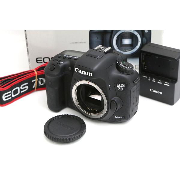 ■商品名キヤノン EOS 7D Mark II ボディ■状態並品[外観]全体的に使用に伴うスレや傷があります。[光学]ファインダーやイメージセンサーに異常は無くきれいな状態です。[動作]基本動作に異常は無く動作良好です。ダイヤル飛びが顕著に...