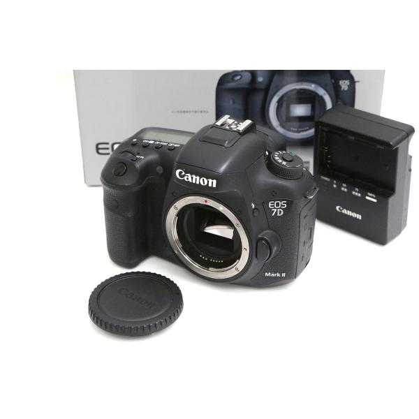 ■商品名キヤノン EOS 7D Mark II ボディ■状態並品[外観]使用感が高く、全体的にスレ・傷が多くあります。マウントに傷が多くあります。[光学]ファインダーやイメージセンサーに異常は無くきれいな状態です。[動作]基本動作に異常は無...