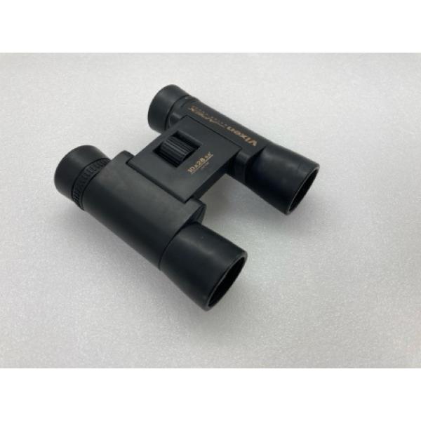 コンパクトなシンプルデザイン　コンサートからトレッキングまであらゆるシーンで活躍　10倍 明るさ7.8折りたたんでさらにコンパクト、携帯性に優れた扱いやすい双眼鏡。対物レンズと接眼レンズの全面に多層膜コーティングを施しているので、暗い劇場内...
