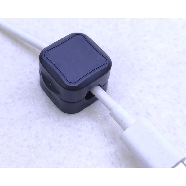 壁にテーブルに、ケーブルをスッキリとまとめられるマグネット式ケーブルホルダー約7mmまでのケーブルに対応ゴム製のホールド式と異なり、7mm未満のケーブルであれば保持するこはできませんので、開閉せずともテーブルなどの端に使用し、ケーブル未使用...