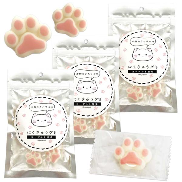 かわいいにゃんこの肉球を再現した肉球型グミです。本物のさわり心地のリアルなプニプニ触感♪味は美味しいヨーグルト風味です。柔らかくてなおかつほどよい弾力があって食べやすい！便利な個包装＆チャック式袋です。創業 1985年の老舗のお菓子屋さんが...
