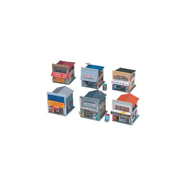 【取寄品 出荷：約5−9日 土日祝除く】製品はグレーの成型色（未塗装，店舗前面パーツのみスモーク成形）組立完成後のサイズ＝長さ45mm×幅45mm×高さ48mm／軒店舗兼住宅タイプの建物を6軒分再現できるキット正面パーツ、屋根、看板の形状違...