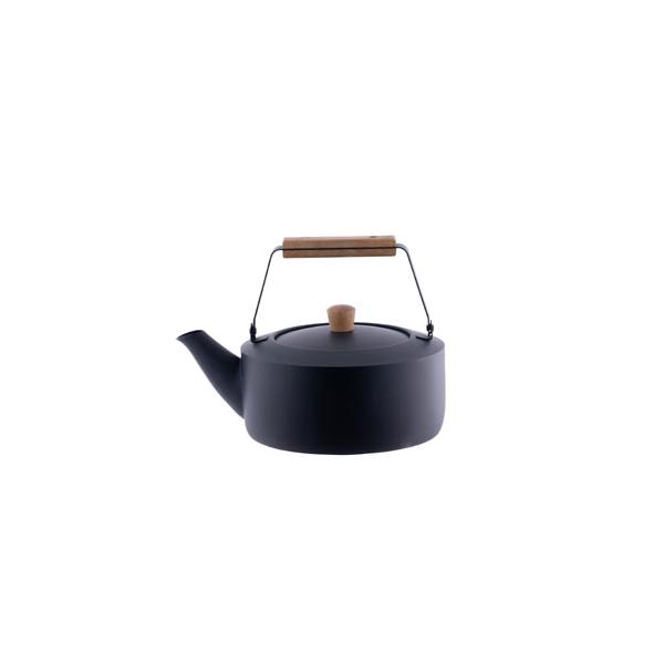 【取寄品 出荷：約5−9日 土日祝除く】全面をマットブラックに塗装した和モダンなデザイン。ケトルの全面に黒の耐熱シリコーン焼付塗装を施し、レトロな雰囲気の漂うケトルに仕上げました。色の変化を楽しめる天然木を使用桟橋やウッドデッキにも使用され...