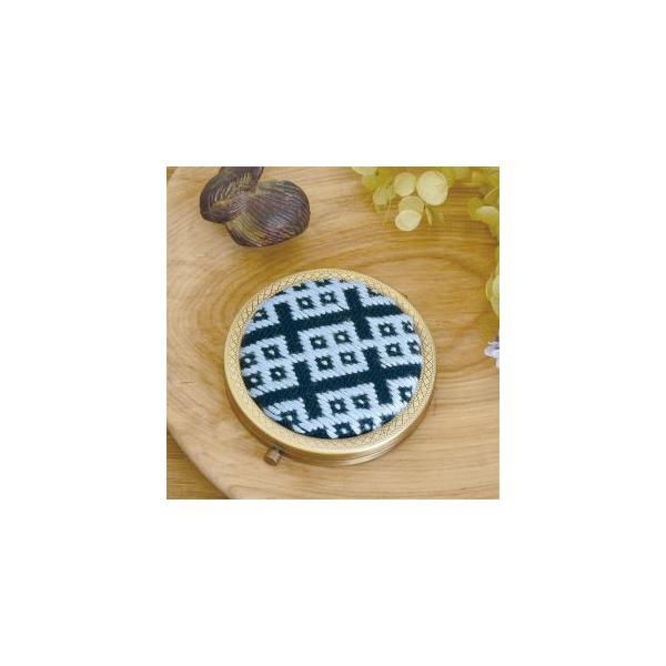 【取寄品 出荷：約5−9日 土日祝除く】【メール便1個まで対象商品】津軽地方の人が厳しい冬をしのぐために、布に木綿糸で刺したのが始まりとされるこぎん刺し。