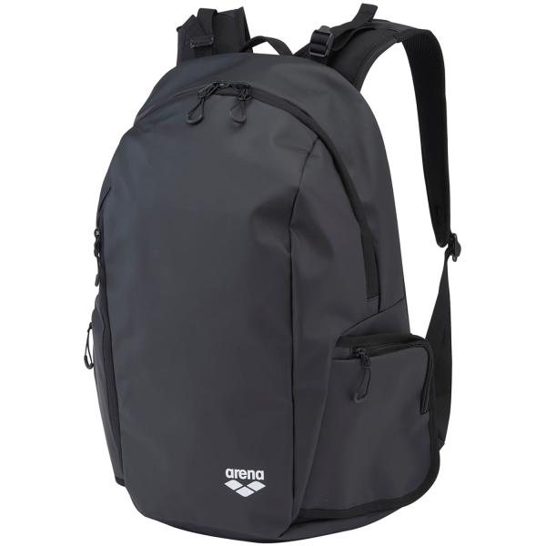 プールサイドでも使用しやすいはっ水素材を使用し、機能面にこだわったバックパック。正面のメインルームは大きく開くことで物の出し入れがしやすく、約30Lの荷物を収納可能。すぐに出したい物を収納するのに便利な縦方向へ開くファスナーポケットと、メイ...