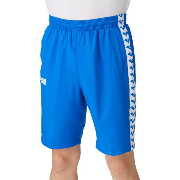 布帛ハーフパンツ。チームウェア。スイマーにむけた商品。プールだけでなく、大会の行き帰りにも着用できる。フィットシルエットですっきり見えるパターンを採用。アリーナの定番ライン使用デザイン。左右ポケット有。継続性のある商品のため、チームで揃える...