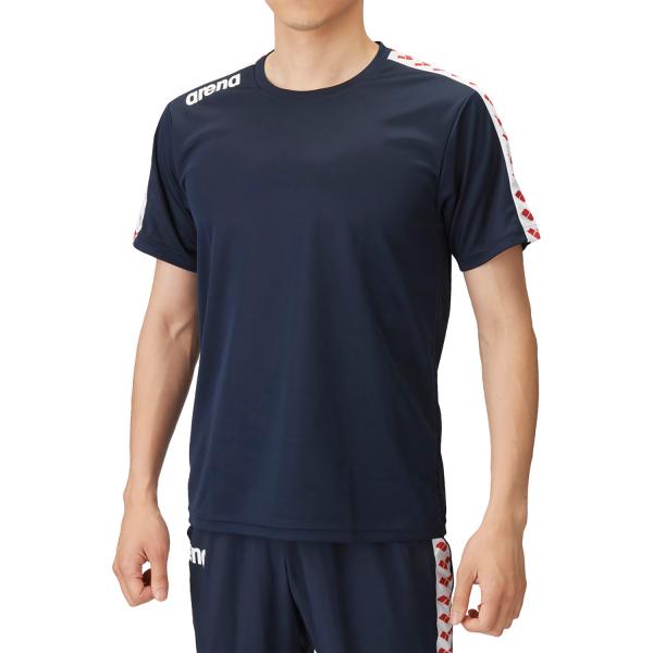 ドライメッシュ素材のTシャツ。チームウェア。スイマーにむけた商品。プールだけでなく、大会の行き帰りやトレーニング時にも着用できる。アリーナの定番ライン使用デザイン。シンプルデザインの為、パーソナルシーンからチームシーンまで多くのシーンでご使...