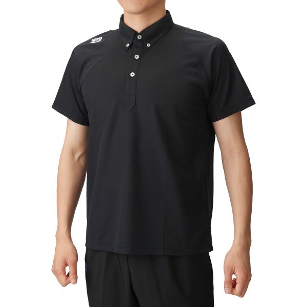 ドライメッシュ素材のポロシャツ。チームウェア。スイマーにむけた商品。プールだけでなく、大会の行き帰りにも着用できる。ボタンダウン仕様で襟がきれいに見える。シンプルデザインの為、パーソナルシーンからチームシーンまで多くのシーンで活躍。継続性の...