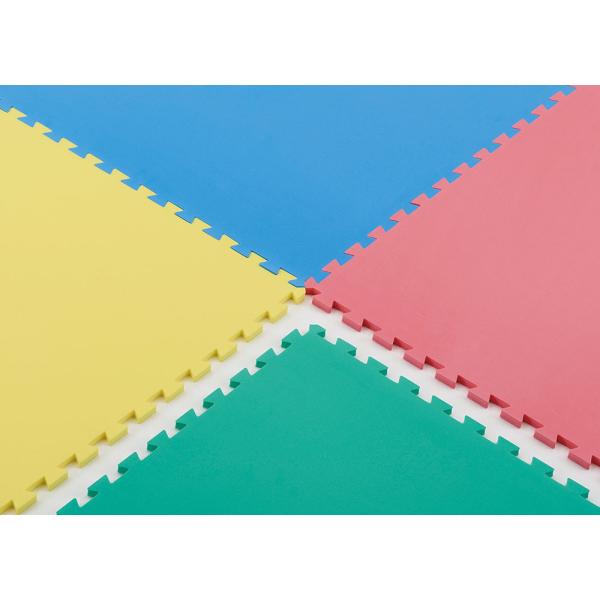 食品衛生法の基準をクリアした安全素材（ＥＶＡスポンジ）を使用しています。マットはジョイント式なので簡単に設置できます。[商品詳細]●素材：ＥＶＡ発泡体●重量：０．９×４＝３．６ｋｇ●仕様：入数：１組（４枚）●原産国：日本[ご注意]本商品は、...