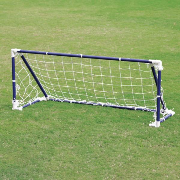 幼児・小学校低学年向。持ち運び、収納に便利な折りたたみ式サッカーゴール。[商品詳細]●素材：フレーム／スチール製亜鉛メッキ鋼管（ＡＡＳ樹脂コーティング）、ジョイント／プラスチック・鉄、ネット／ポリエステル●サイズ：幅１５０×高さ６０×奥行５...